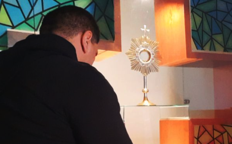 4 datos importantes sobre la genuflexión ante Cristo Eucaristía